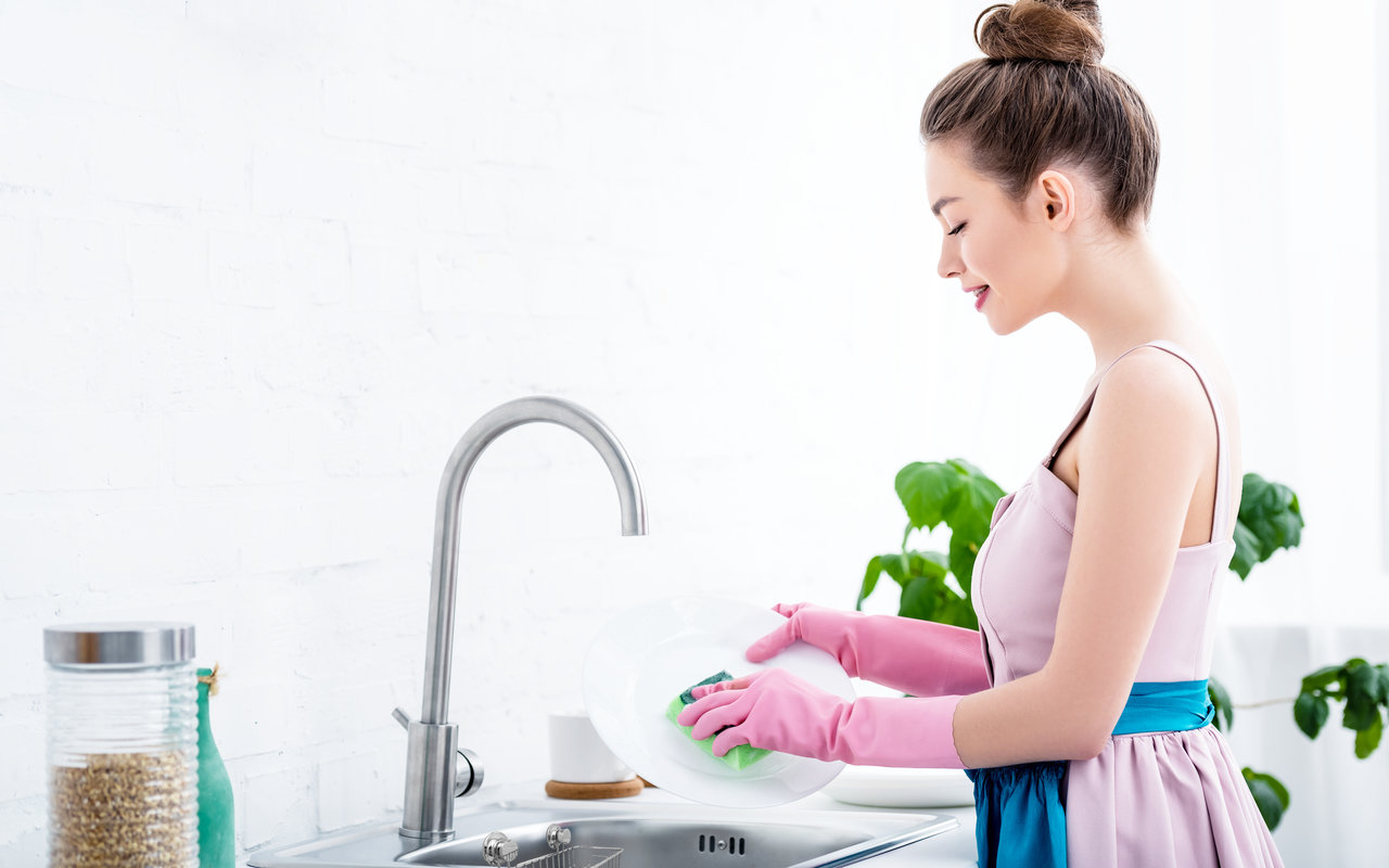 The Sponge Holder That Instantly Made My Kitchen Sink Look More Organized