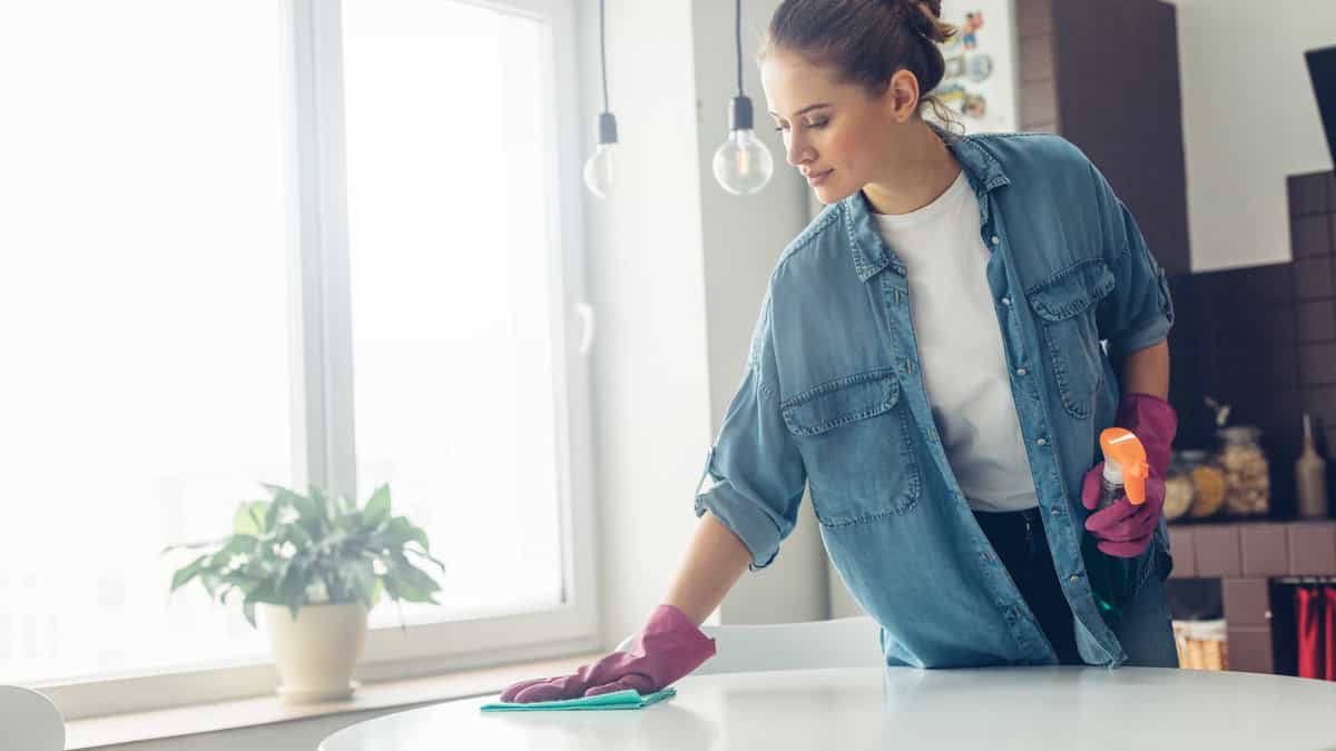 Real-Life Weekly Cleaning Schedule You Can Do (+ Free Printable)