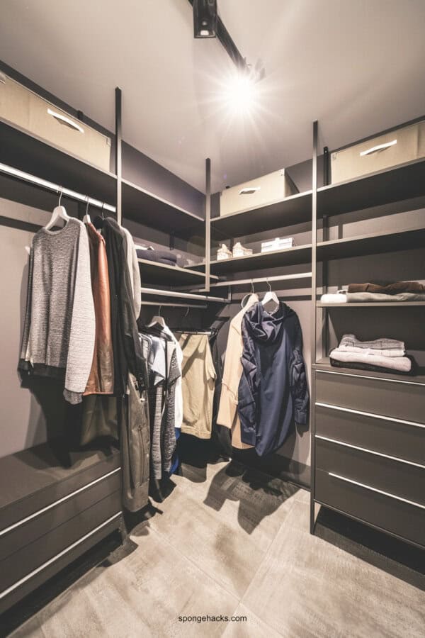 70 Genius Walk in Closet Corner Ideas for the Smallest Bedrooms (Every ...
