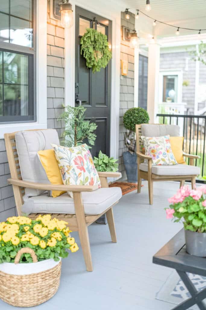 How to Style the Prettiest Spring Front Porch That Stops Guests in ...